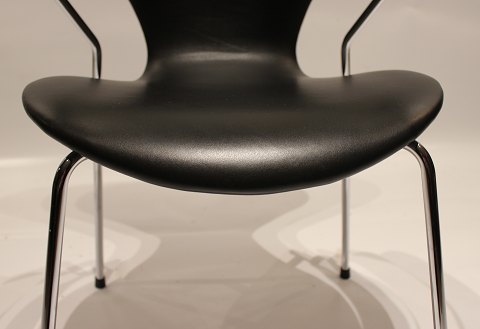 Et Sæt af Fire Syver Stole - Model 3207 - Med Armlæn - Sort Savanne ...