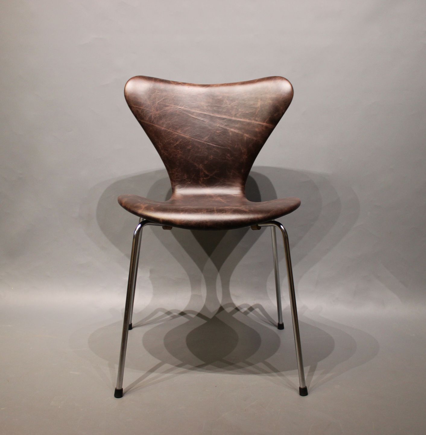 Syver stol, model 3107, designet af Arne Jacobsen og fremstillet hos ...