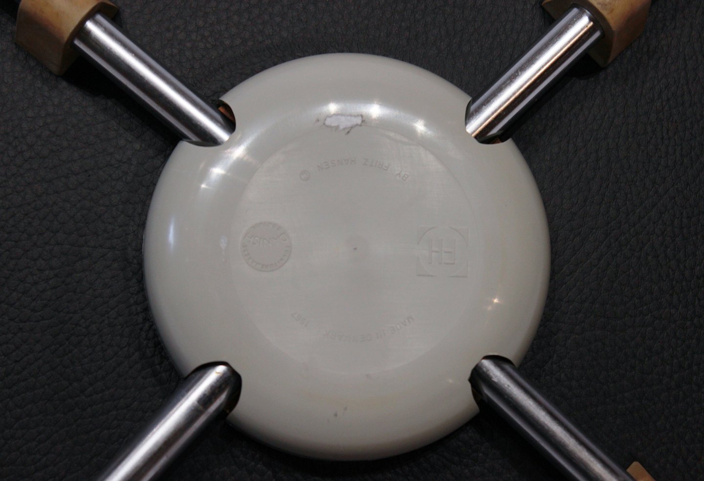 Et sæt af 4 Syver stole, model 3107, i sort klassisk læder af Arne ...